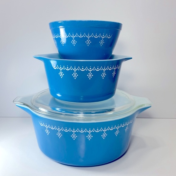 Pyrex | Kitchen | Vintage Pyrex Blue Snowflake Garland 2 X Casserole ...